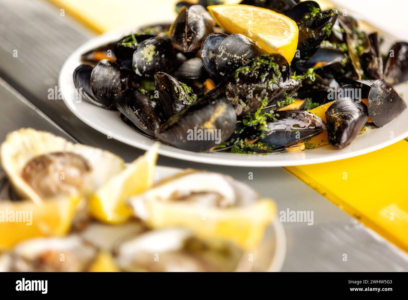 Steamed mussels on black hi-res stock photography and images - Alamy