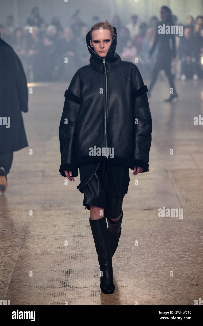 New York, USA. 09th Feb, 2024. Model Alex Consani walks on the runway ...
