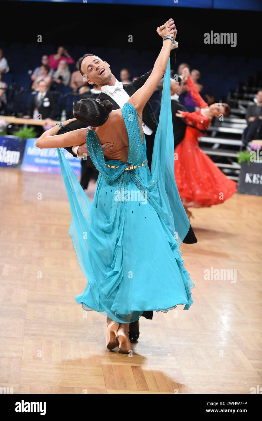 Ballroom dancing competition adults hi-res stock photography and images ...