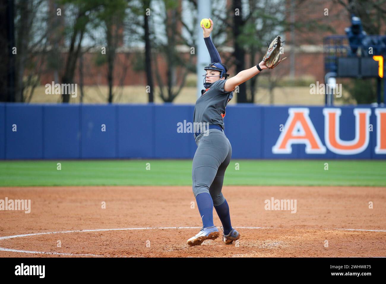 Illinois's Lauren Wiles (30) delivers a pitch during an NCAA softball ...