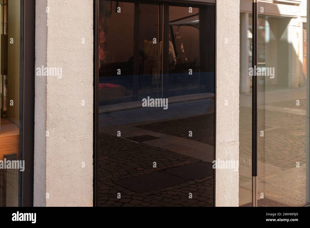 Minimalist store logo hi-res stock photography and images - Alamy