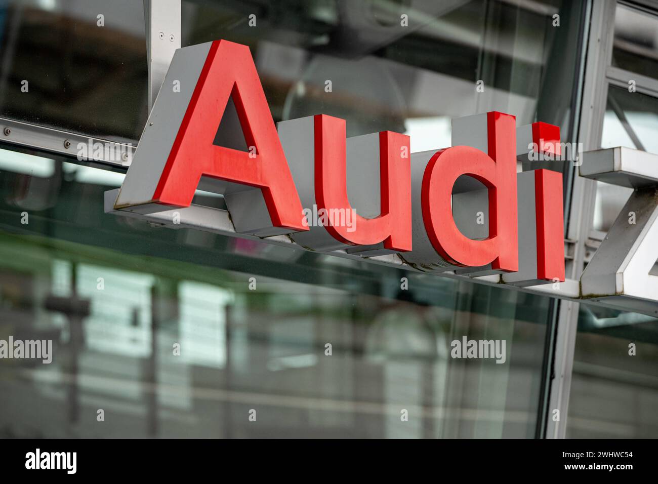 Audi-Logo an Geschäftsfassade 10.02.24, Limburg: Symbolfoto ...