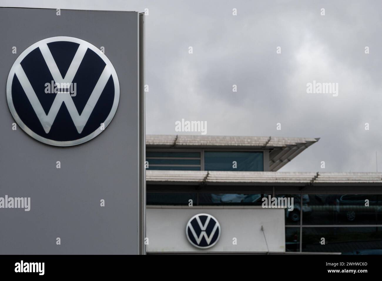 Volkswagen-Logo an Geschäftsfassade 11.02.24, Limburg: Symbolfoto ...