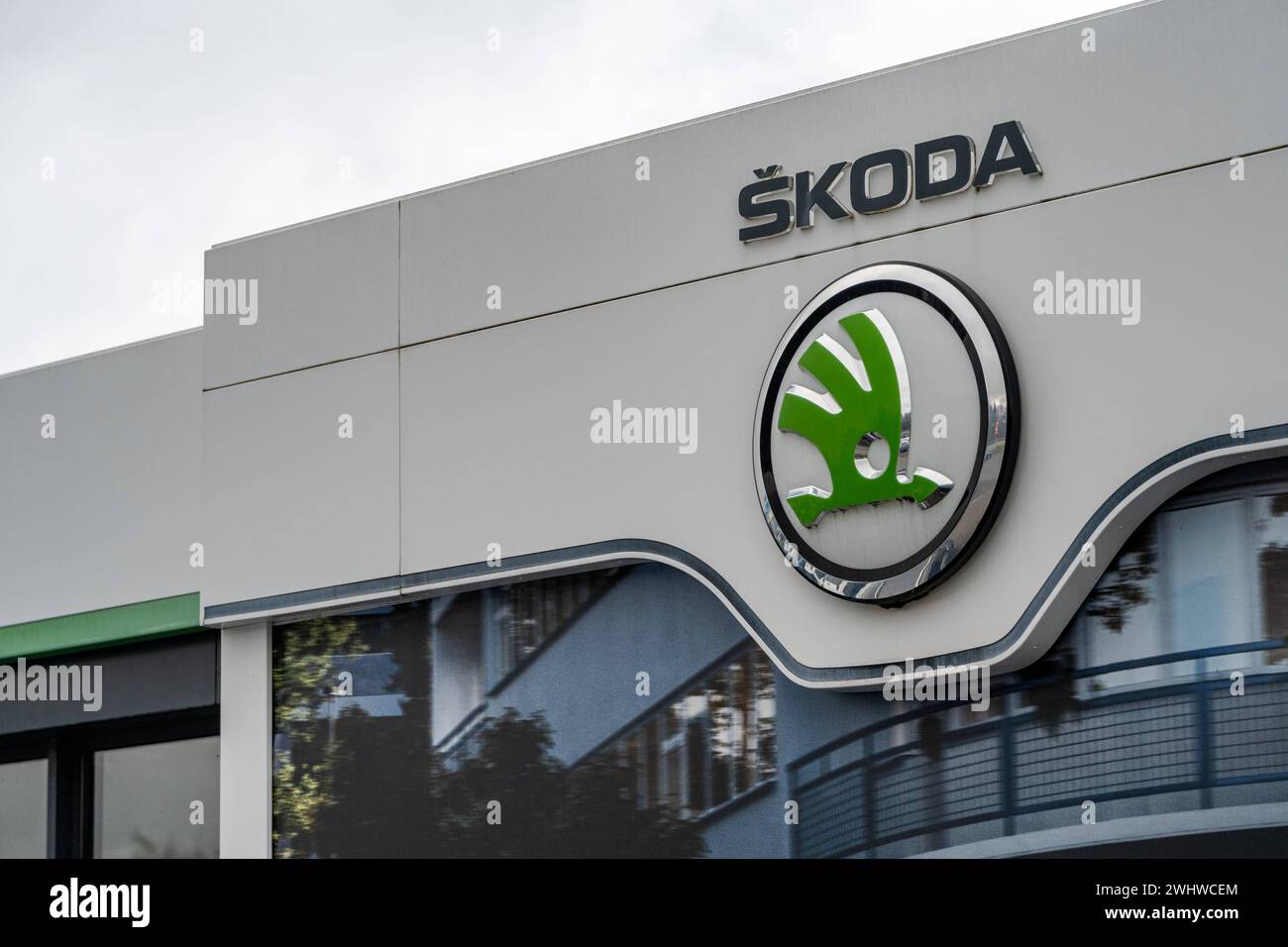 Å koda-Logo an Geschäftsfassade 10.02.24, Limburg: Symbolfoto ...