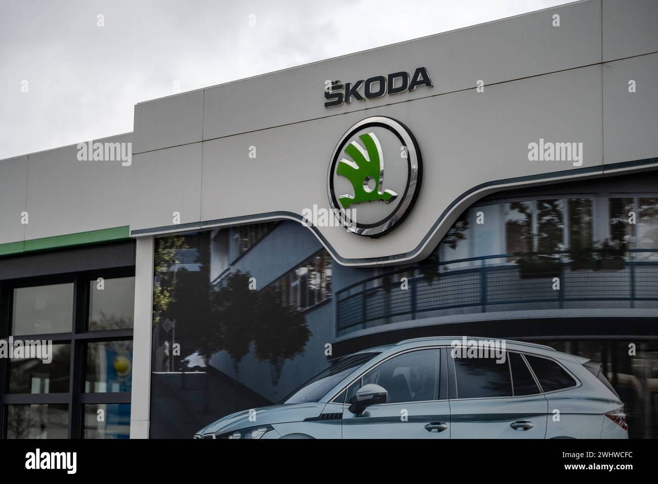 Å koda-Logo an Geschäftsfassade 10.02.24, Limburg: Symbolfoto ...