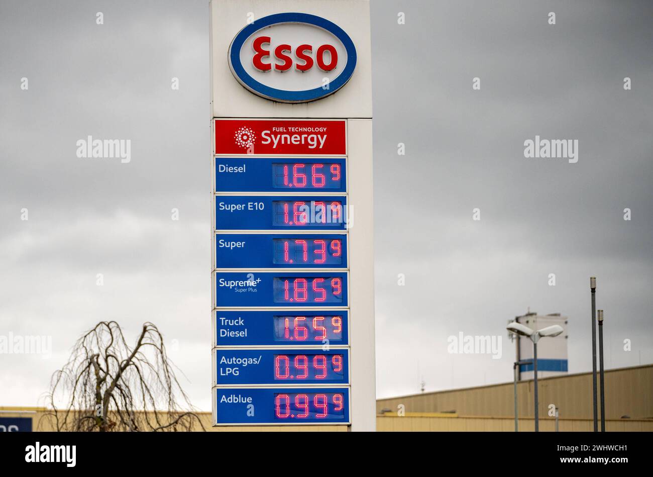 Esso logo hi-res stock photography and images - Alamy