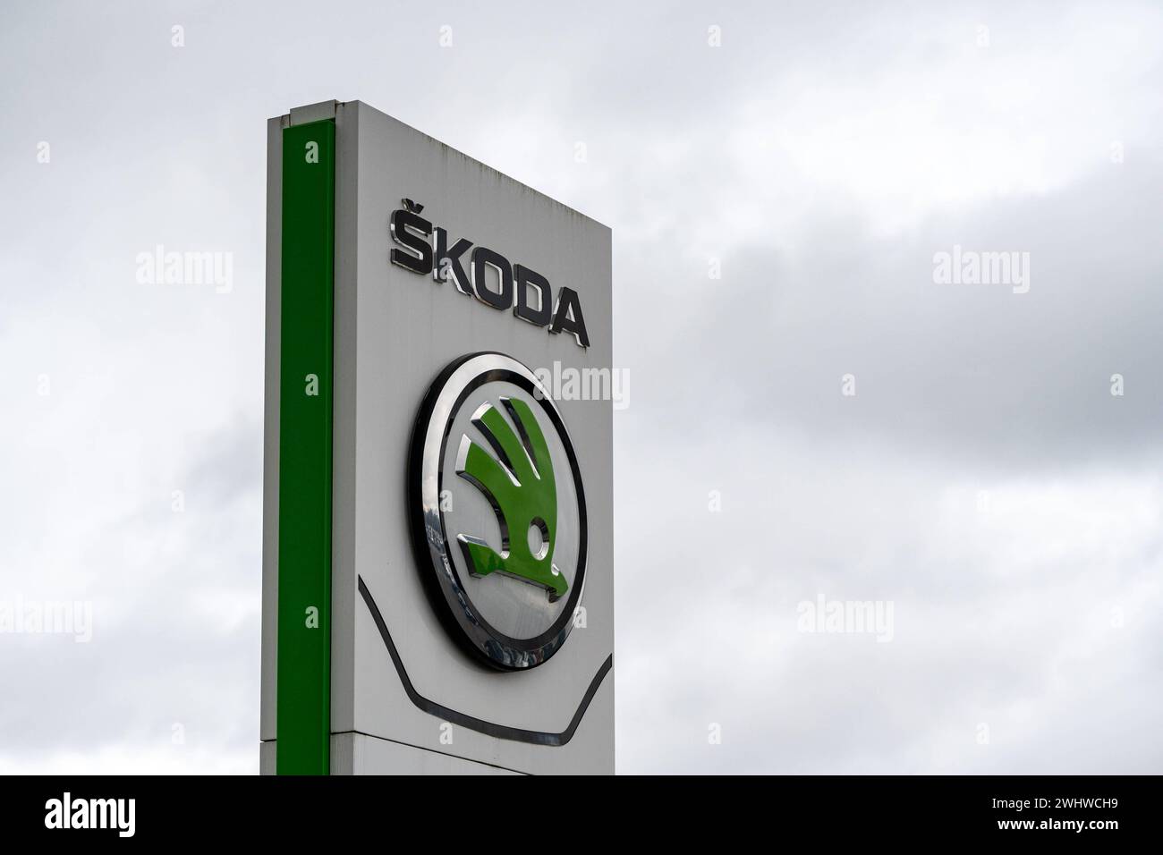 Å koda-Logo an Geschäftsfassade 10.02.24, Limburg: Symbolfoto ...