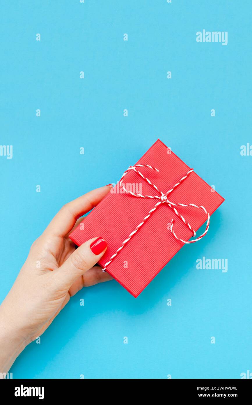 Hand holding birthday card hi-res stock photography and images - Alamy