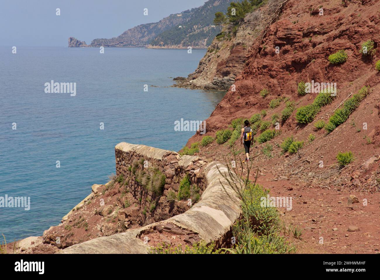Mujer trekking costa hi-res stock photography and images - Alamy