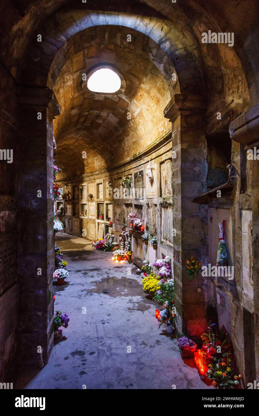 Tumbas del cementerio hi-res stock photography and images - Alamy