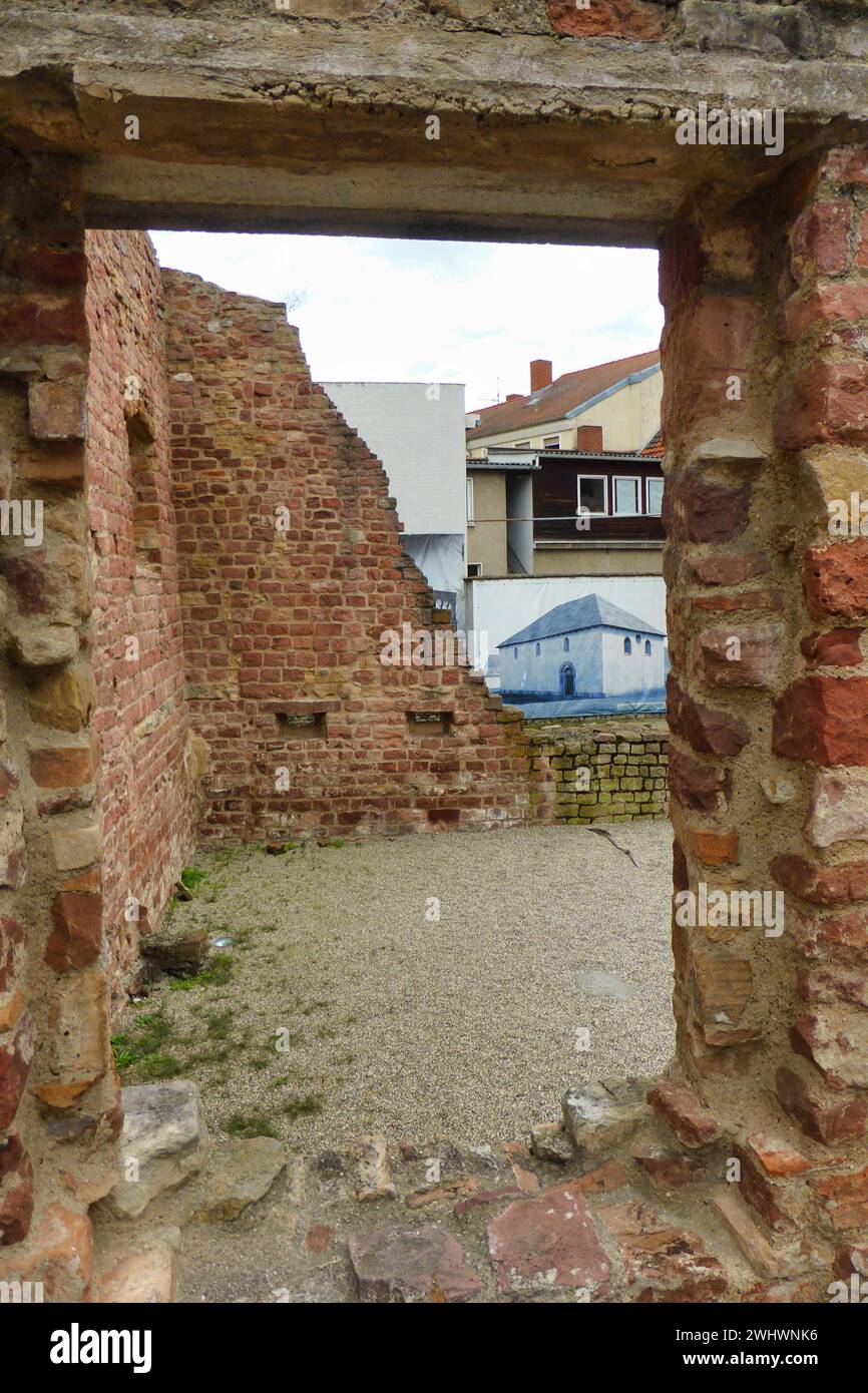 Jewish courtyard in Speyer; mikveh and synagogue Stock Photo - Alamy