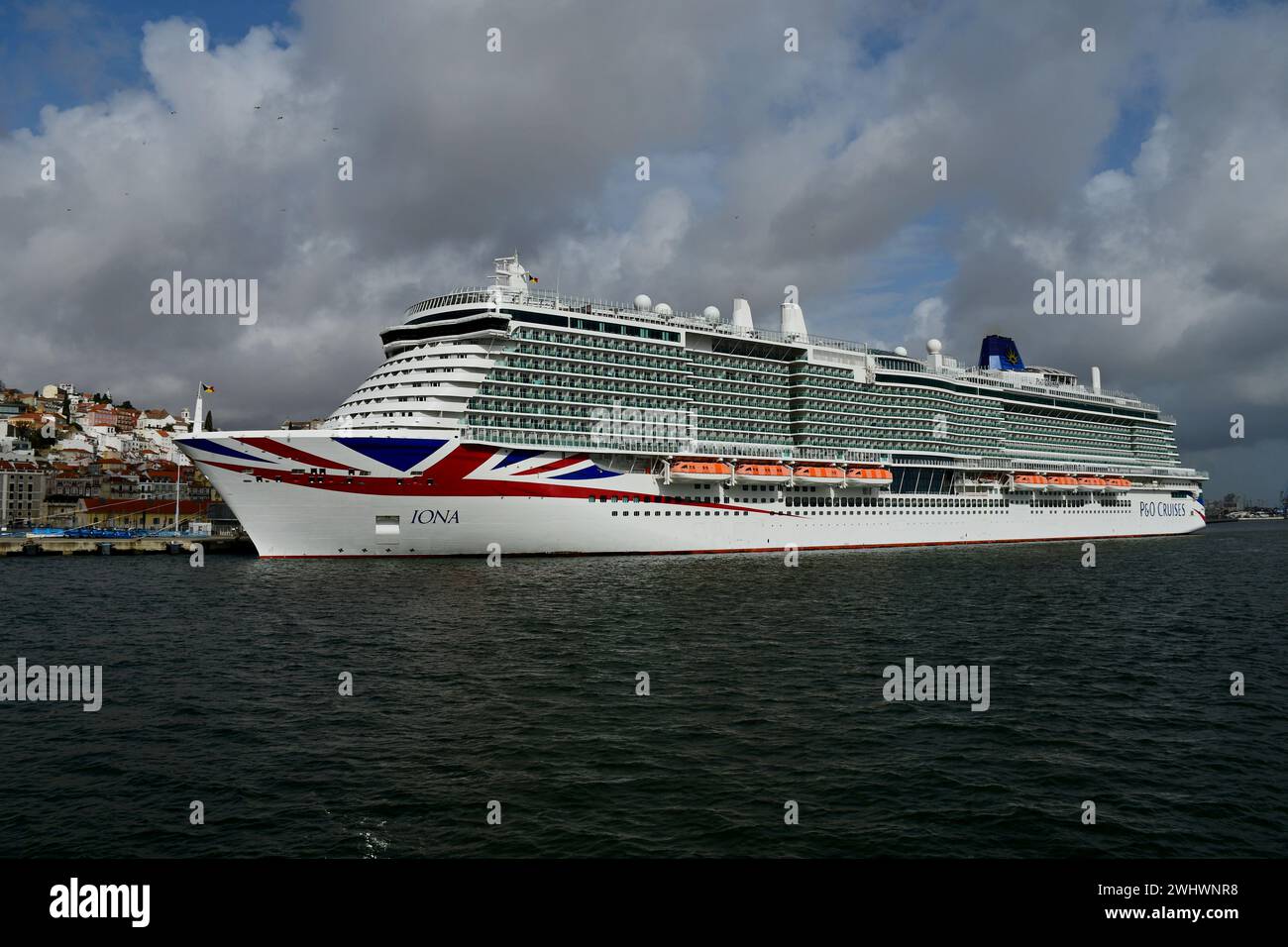 Mega ships hi-res stock photography and images - Alamy