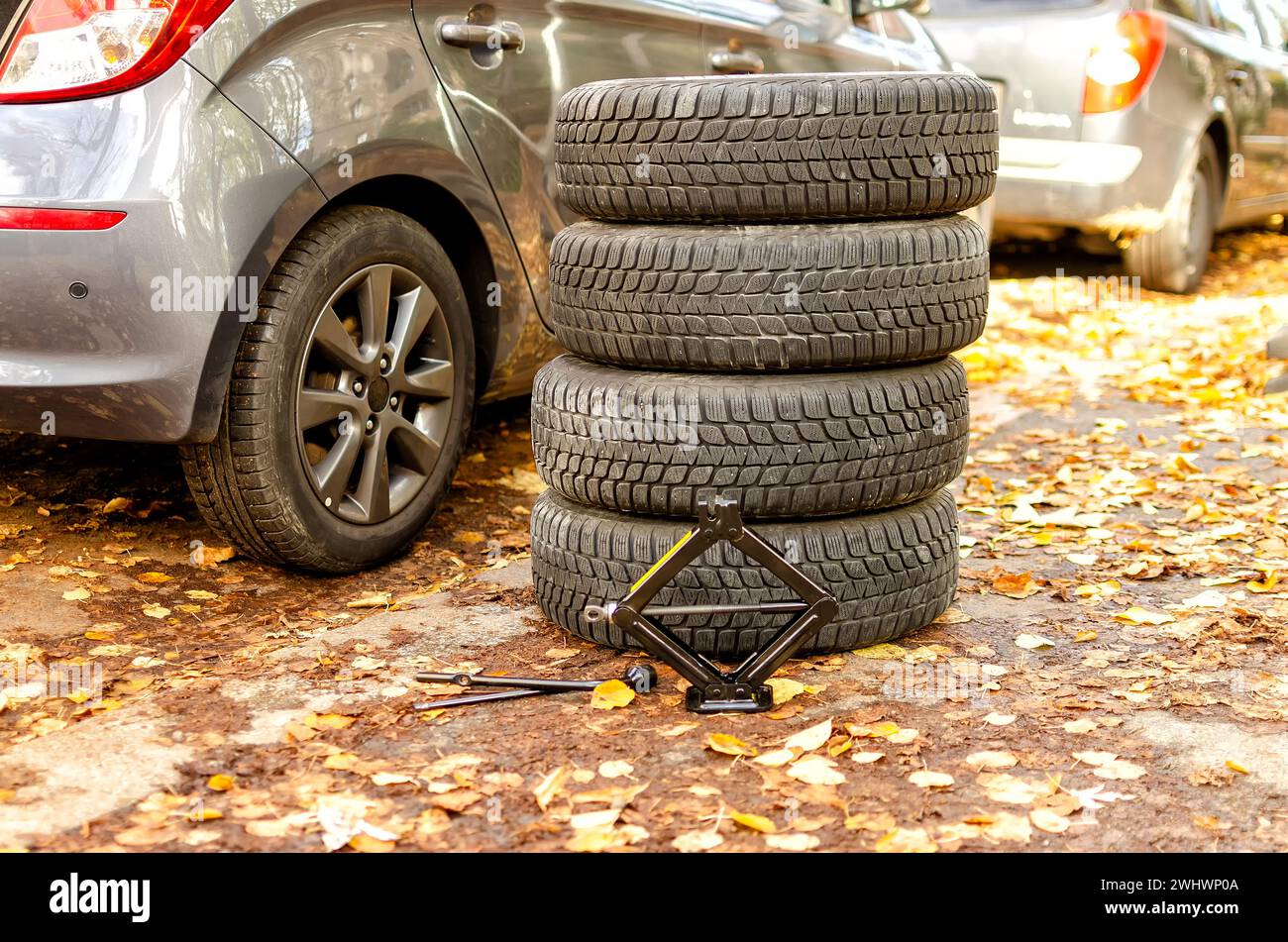Changing tires on a car Stock Photo - Alamy