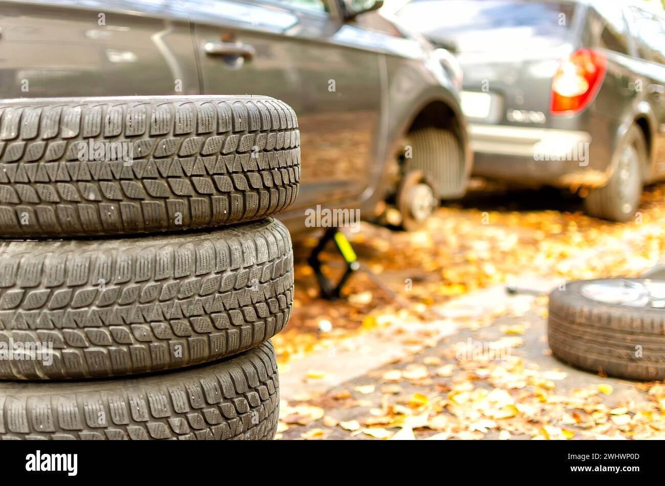 Changing tires on a car Stock Photo - Alamy