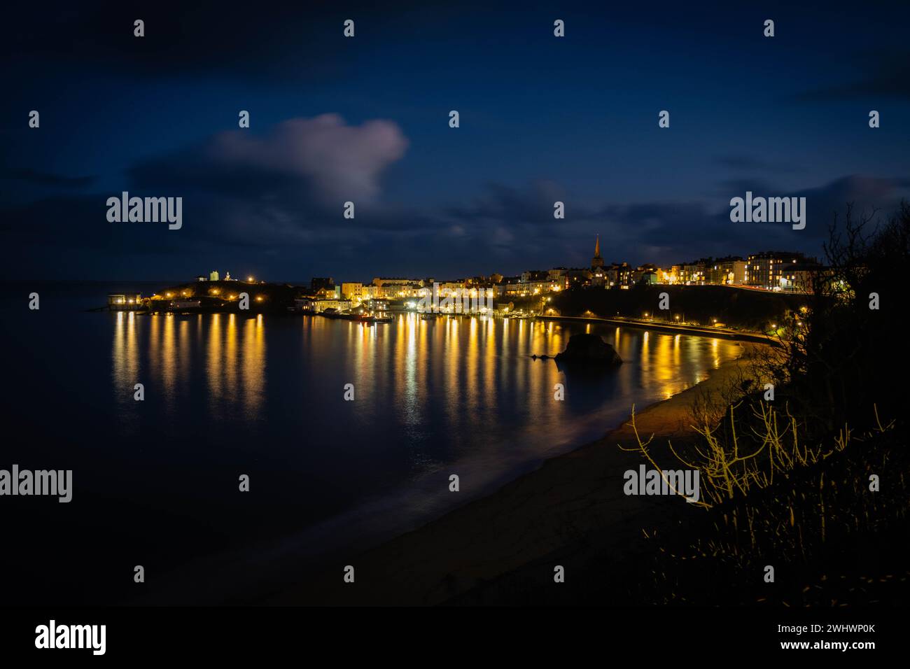 Tenby harbour at night Stock Photo - Alamy