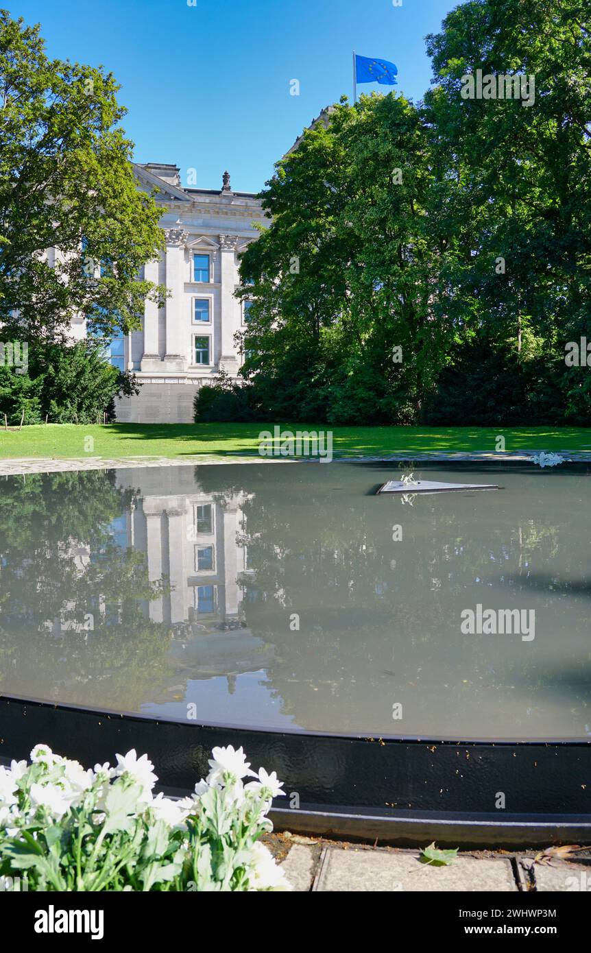 Sinti Roma Memorial Berlin by Dani Karavan Stock Photo - Alamy