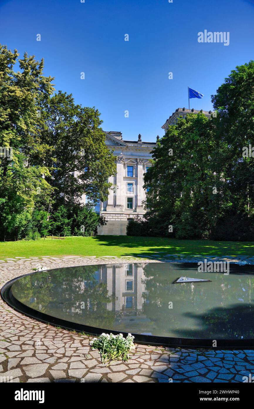 Sinti Roma Memorial Berlin by Dani Karavan Stock Photo - Alamy