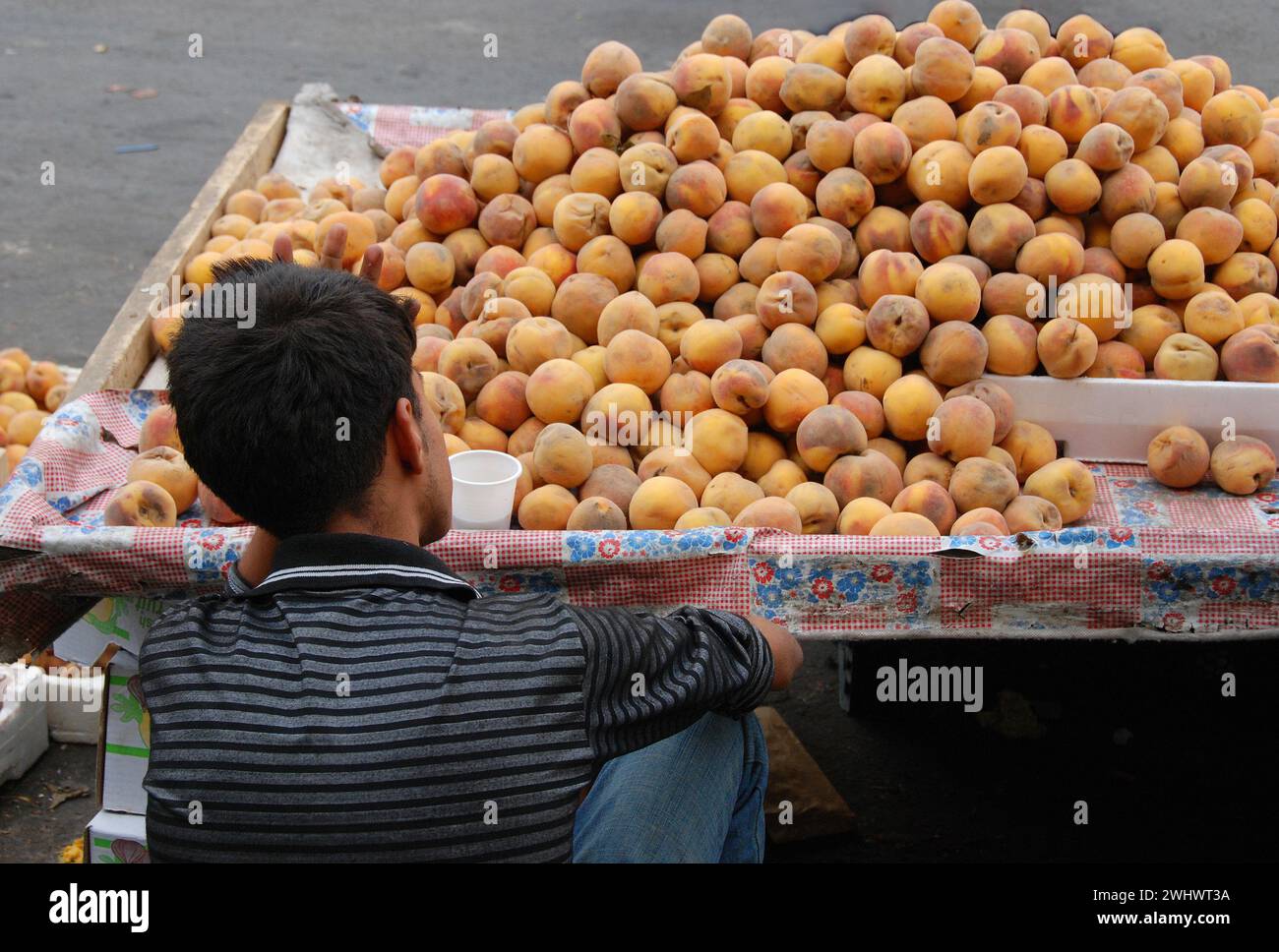 People selling in street hi-res stock photography and images - Alamy