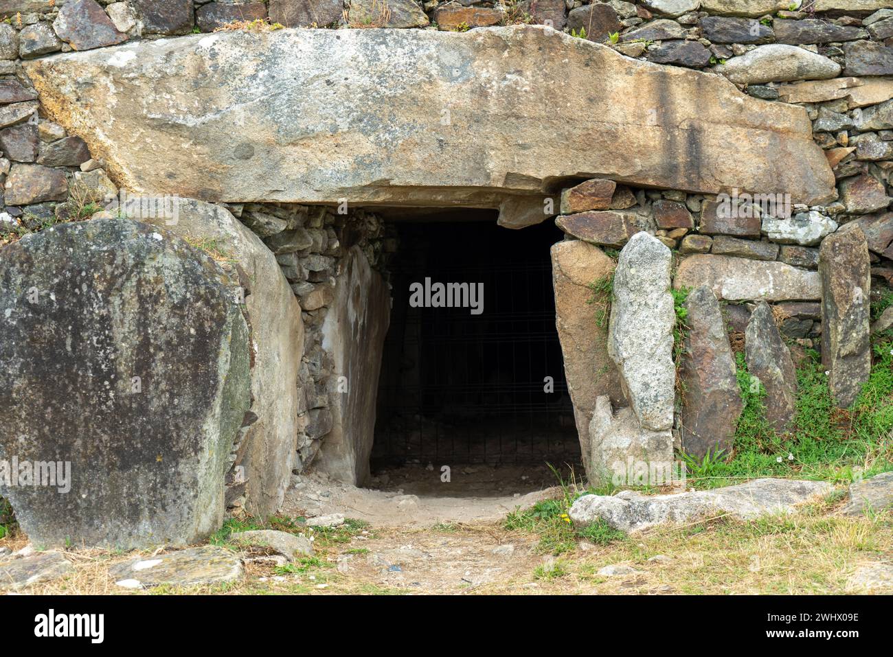 Neolithic Mausoleum Great Cairn of Barnenez, Brittany Stock Photo - Alamy