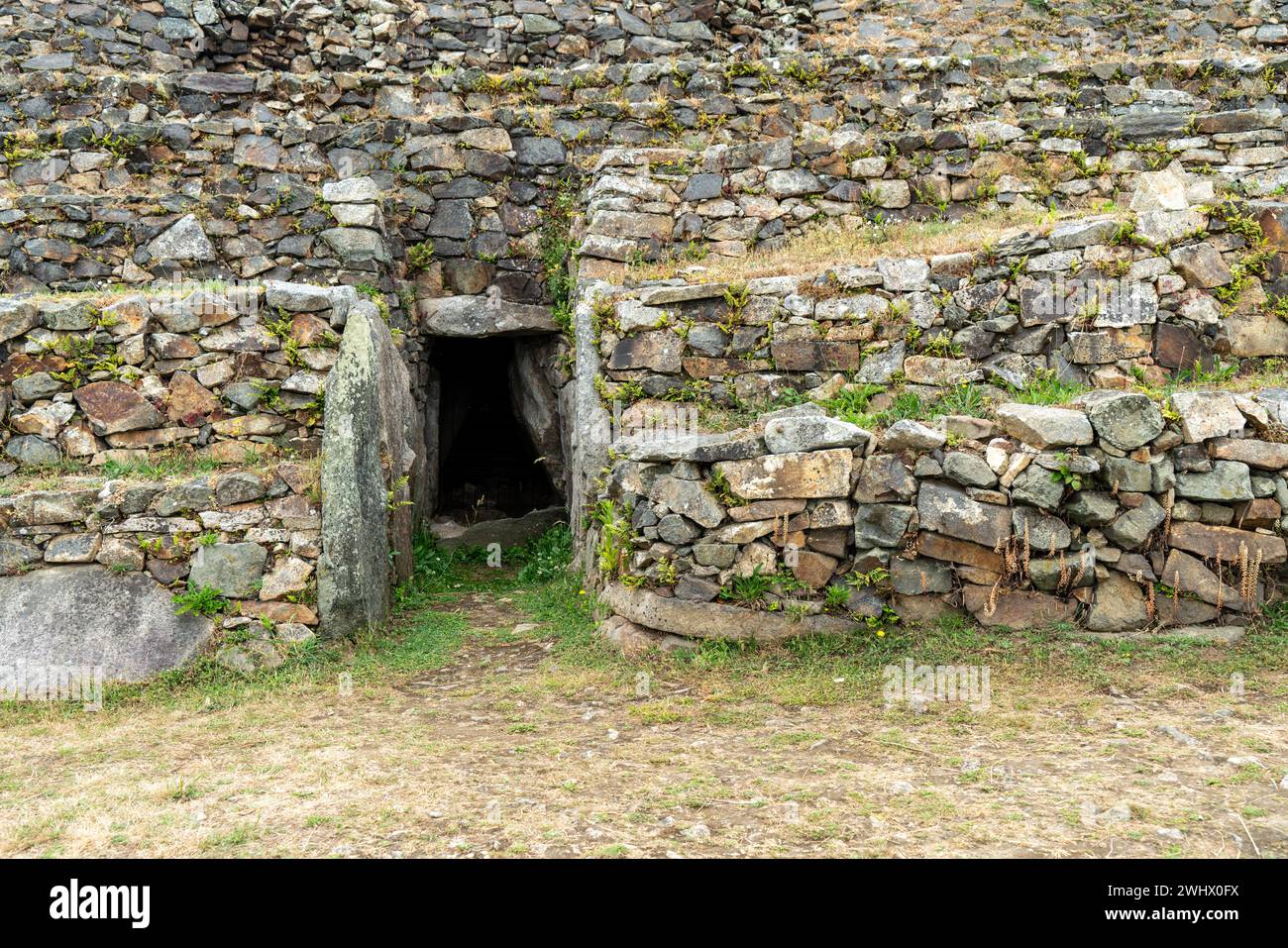 Neolithic Mausoleum Great Cairn of Barnenez, Brittany Stock Photo - Alamy