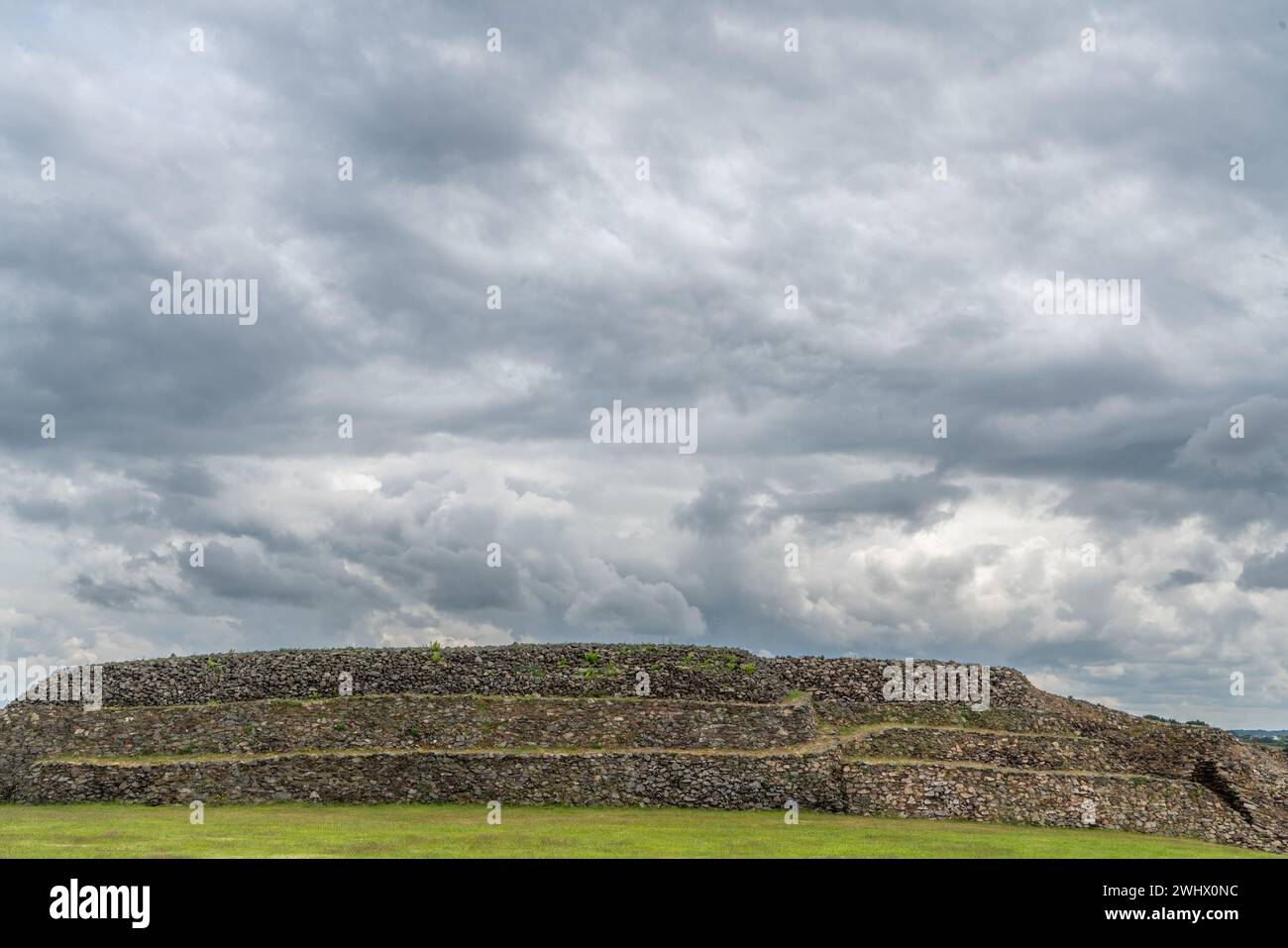 Neolithic Mausoleum Great Cairn of Barnenez, Brittany Stock Photo - Alamy