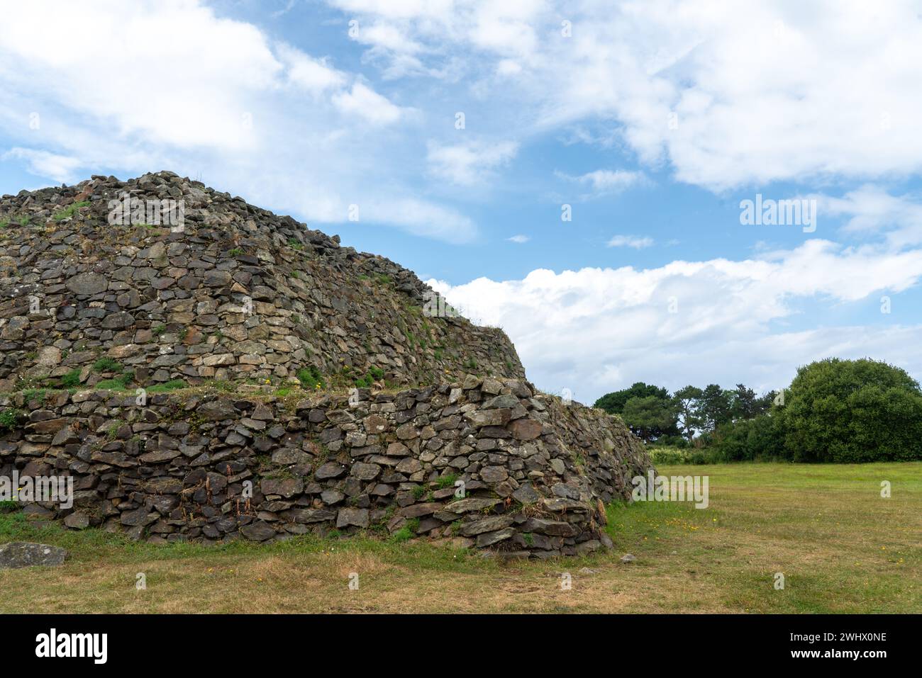 Neolithic Mausoleum Great Cairn of Barnenez, Brittany Stock Photo - Alamy