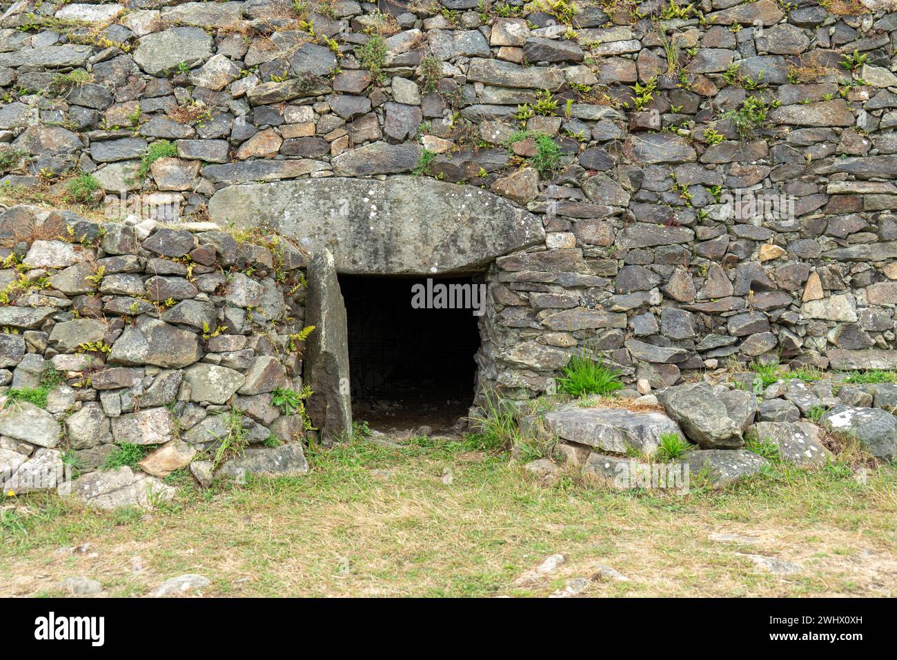 Neolithic Mausoleum Great Cairn of Barnenez, Brittany Stock Photo - Alamy