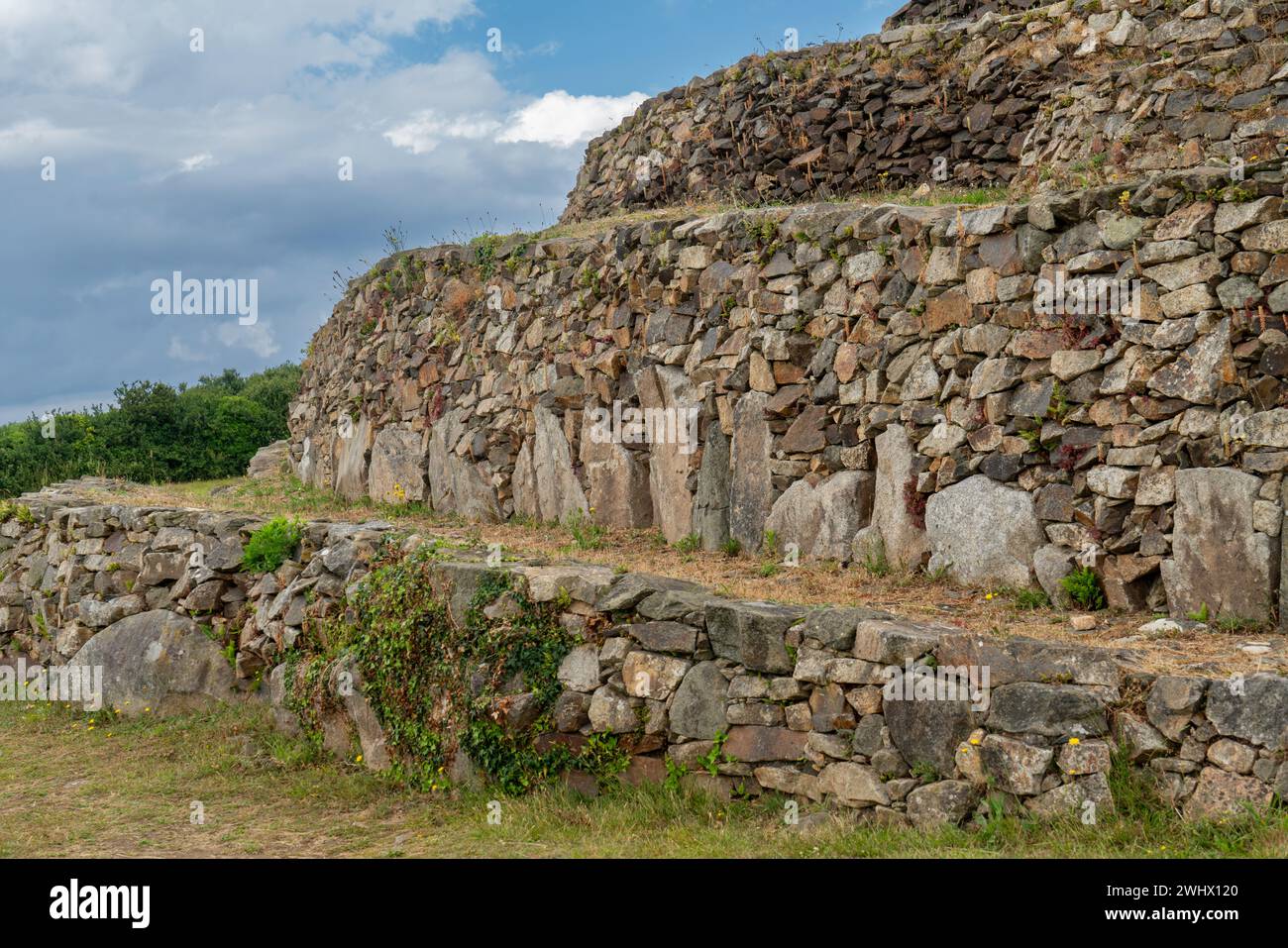 Neolithic Mausoleum Great Cairn of Barnenez, Brittany Stock Photo - Alamy