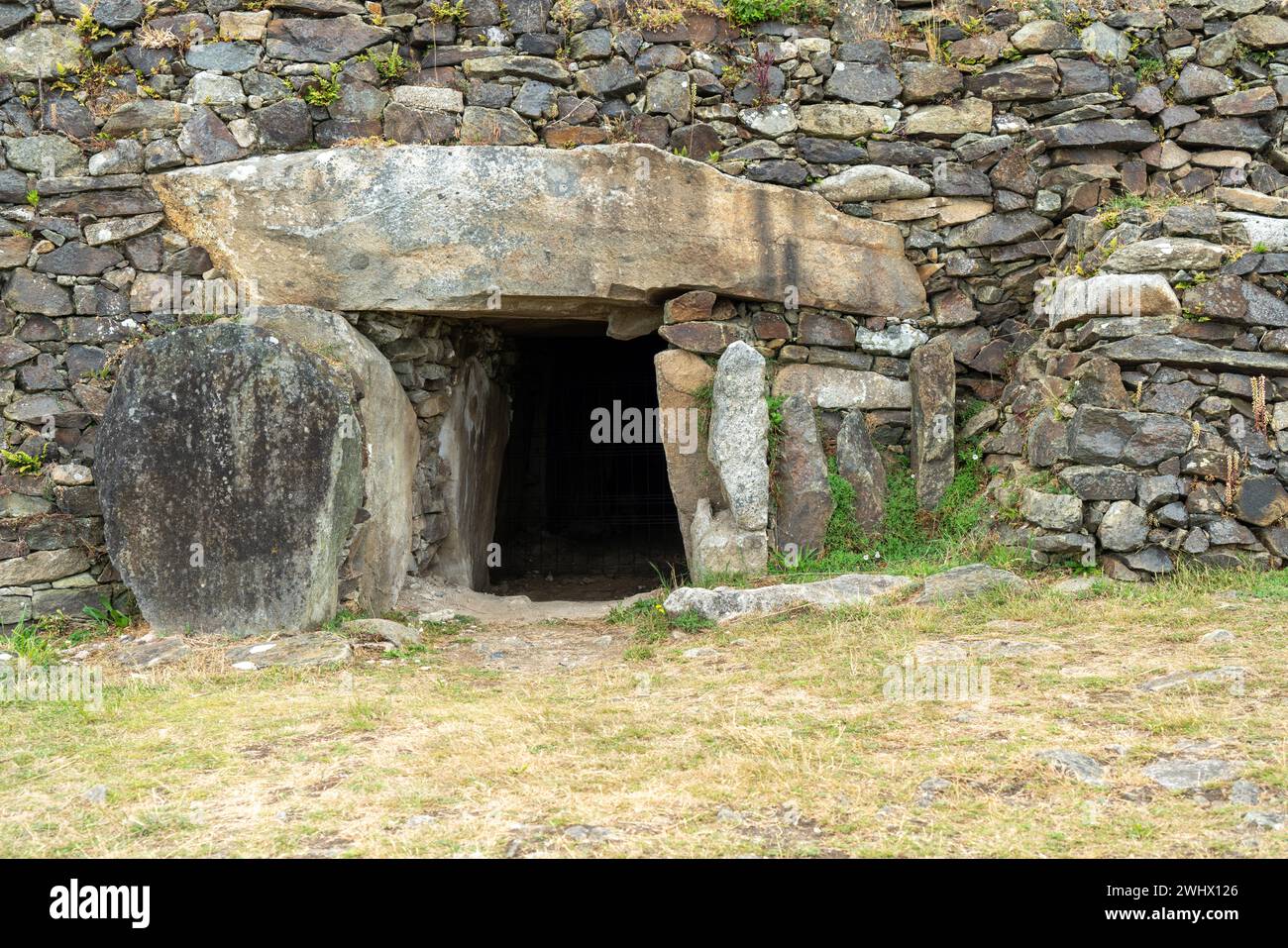 Neolithic Mausoleum Great Cairn of Barnenez, Brittany Stock Photo - Alamy