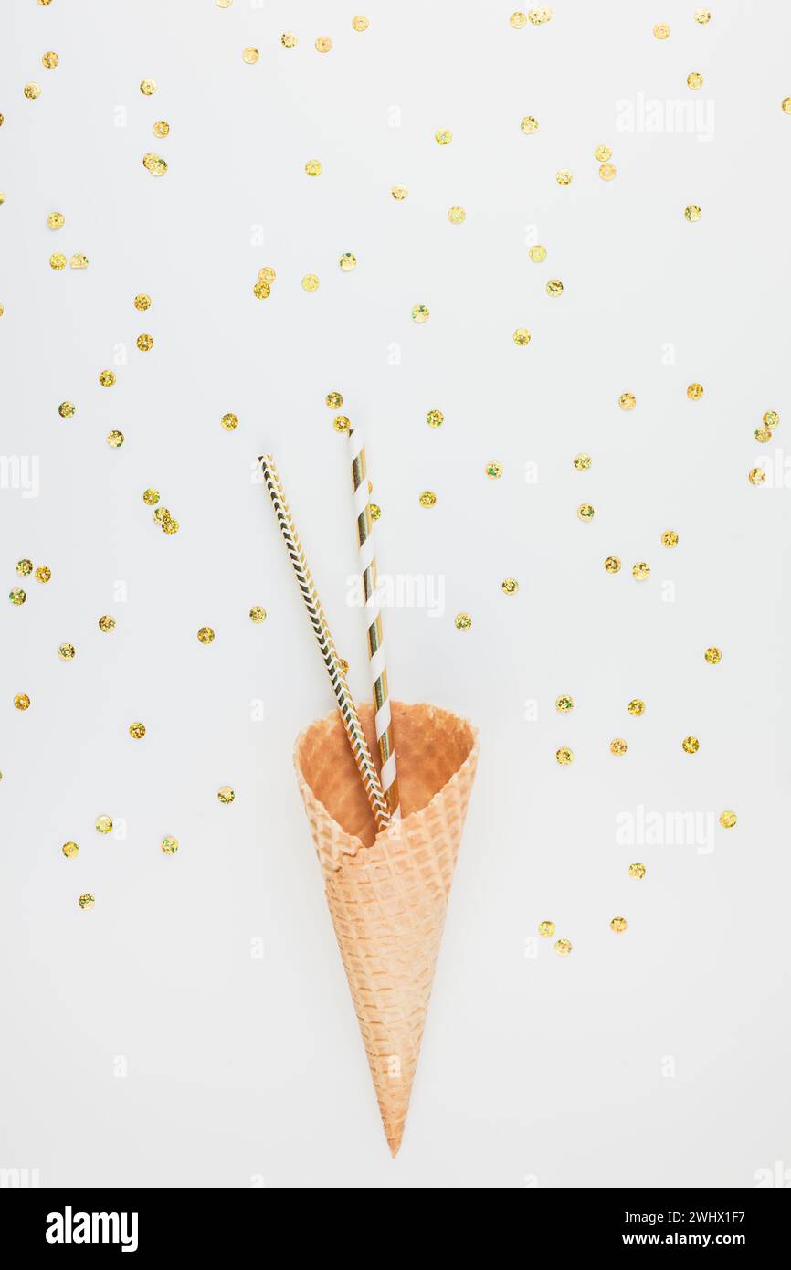 Golden party hi-res stock photography and images - Alamy