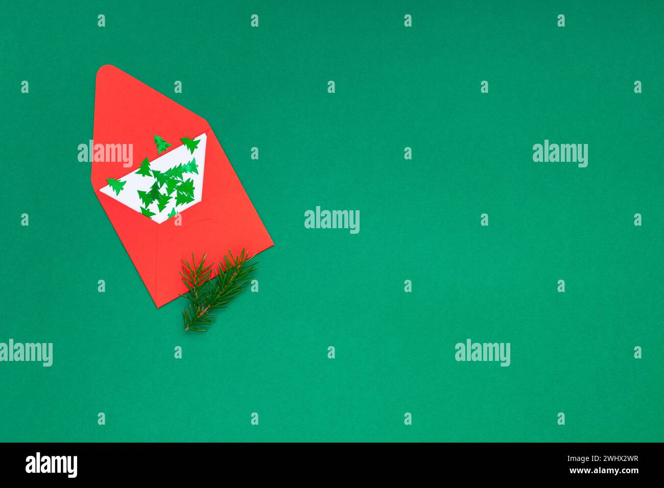 Red envelope fir tree hi-res stock photography and images - Alamy