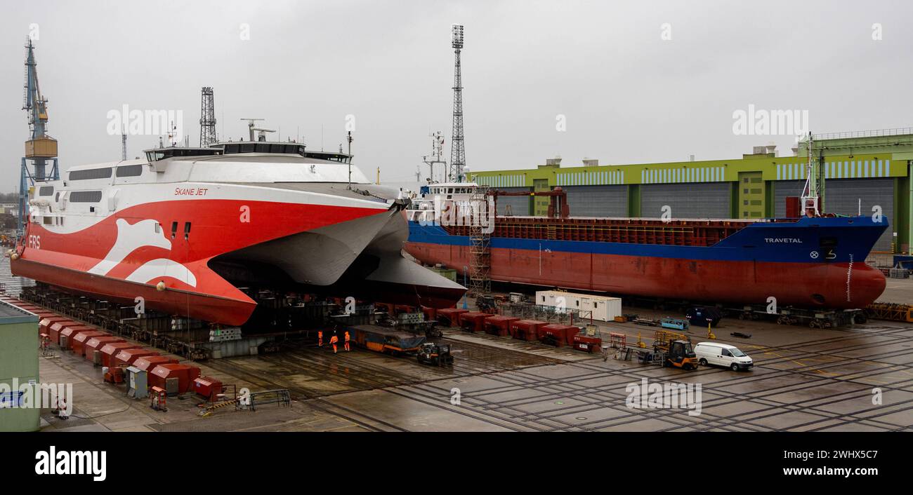 HighSpeed-Faehre in der Werft Die SKANE JET l. liegt auf dem ...