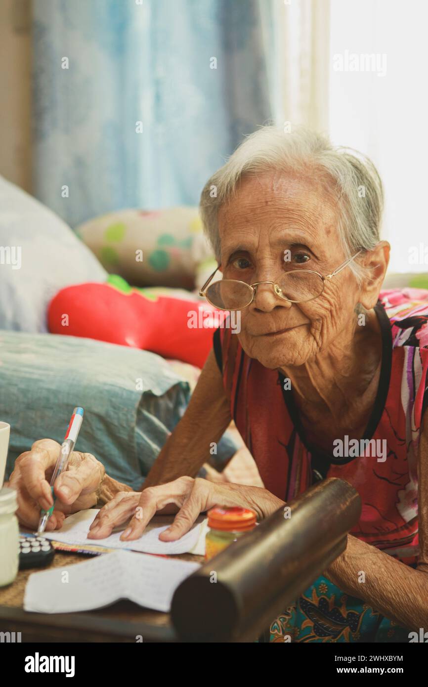 Old grandmom hi-res stock photography and images - Alamy