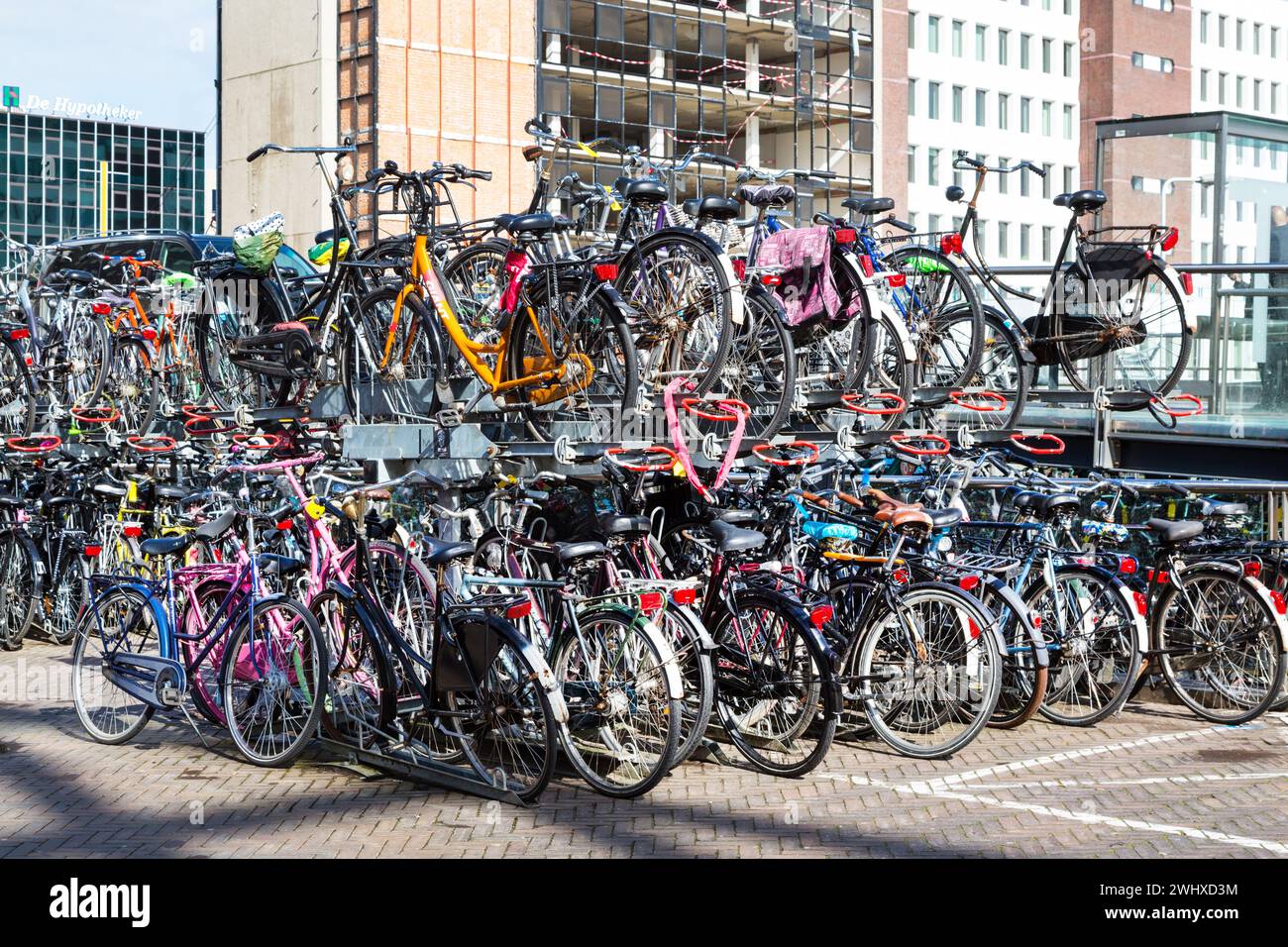 Two level parking hi-res stock photography and images - Alamy