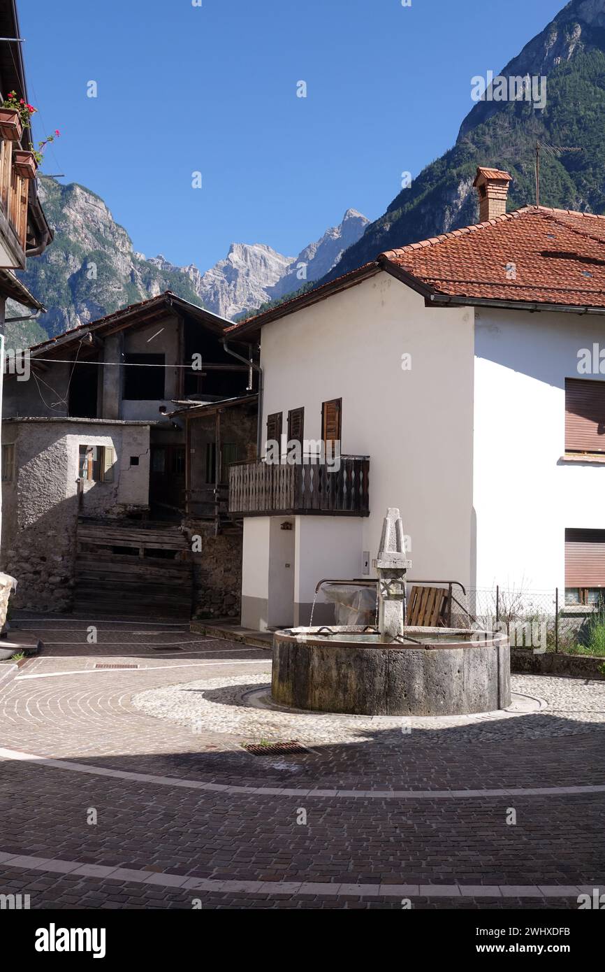 Brunnen in Taibon Agordino Stock Photo - Alamy