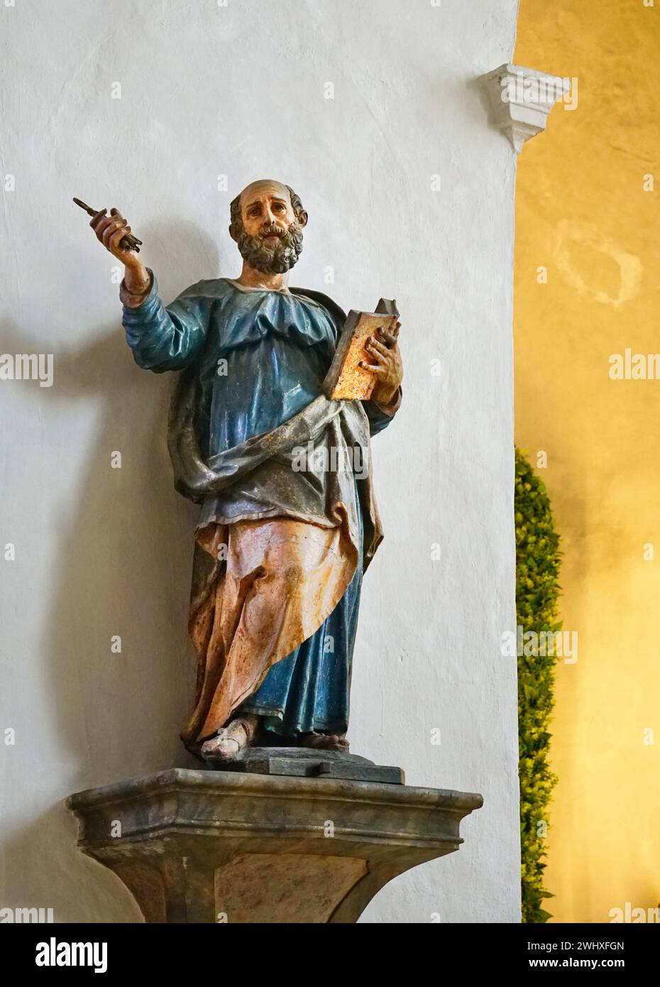 Peter with two keys Stock Photo - Alamy