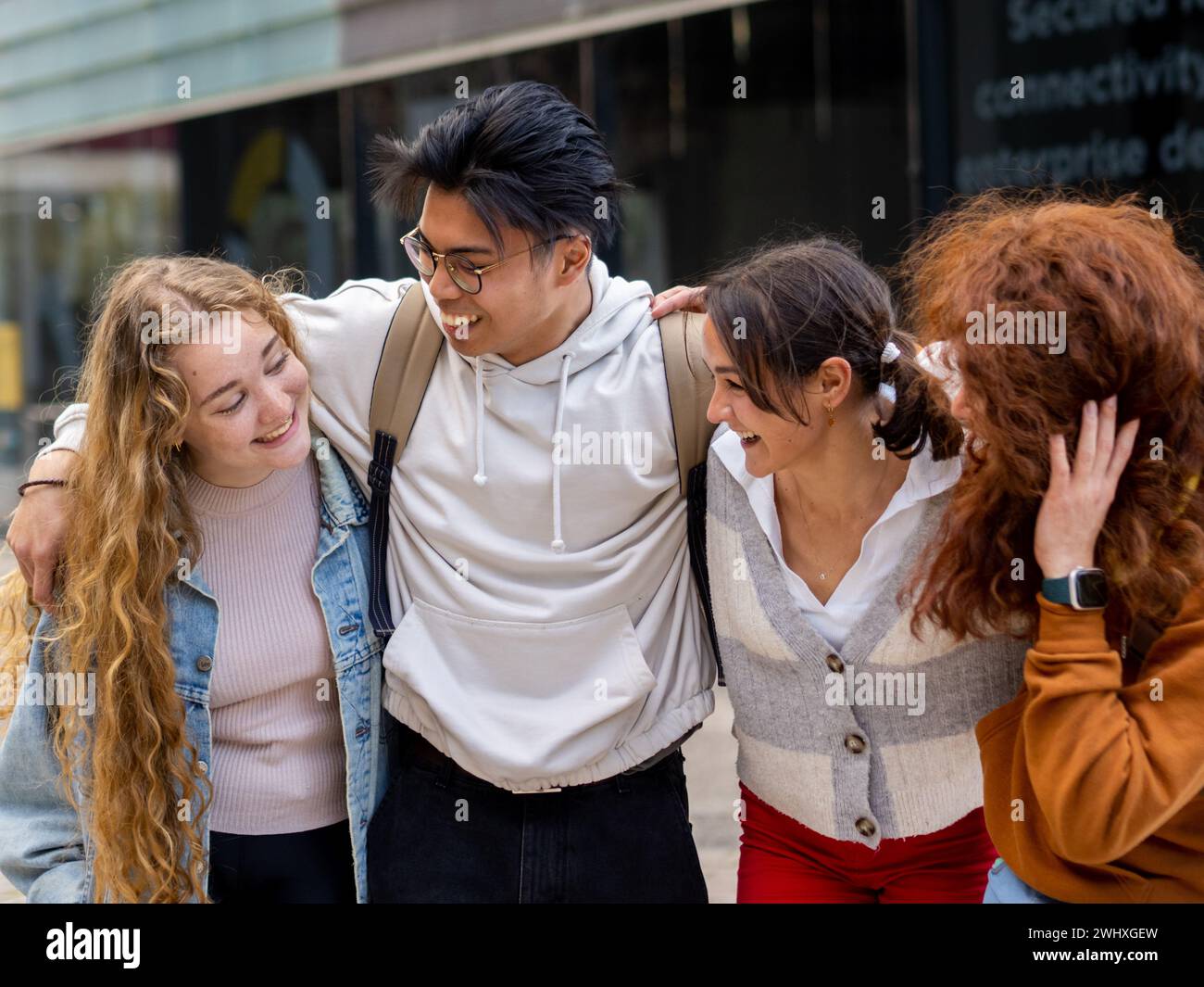 Teenage friends talking other in hi-res stock photography and images ...