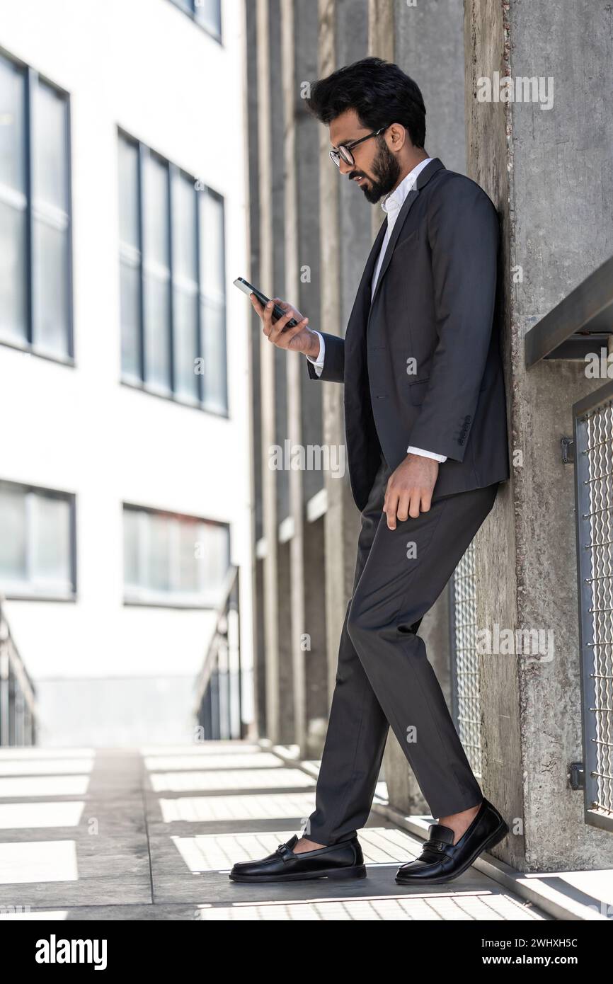 Young hindu elegant man in the office area Stock Photo - Alamy