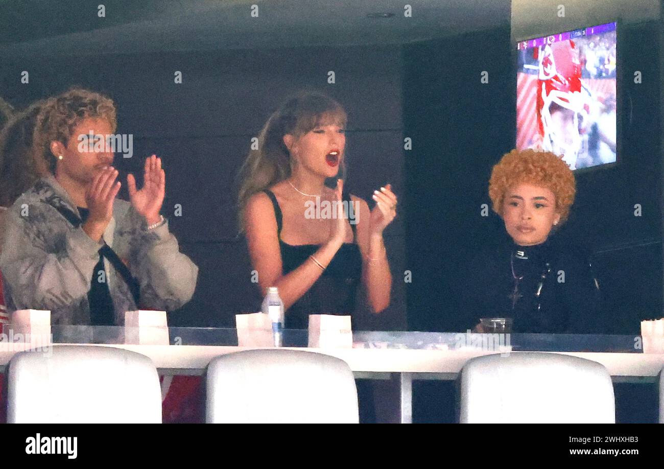 Las Vegas, United States. 11th Feb, 2024. Taylor Swift (C) claps as she ...