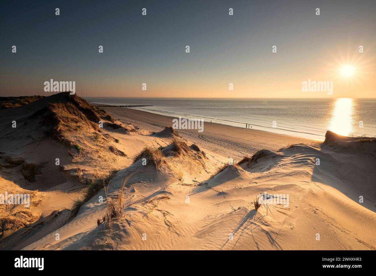 Sand dunes and the sea hi-res stock photography and images - Alamy