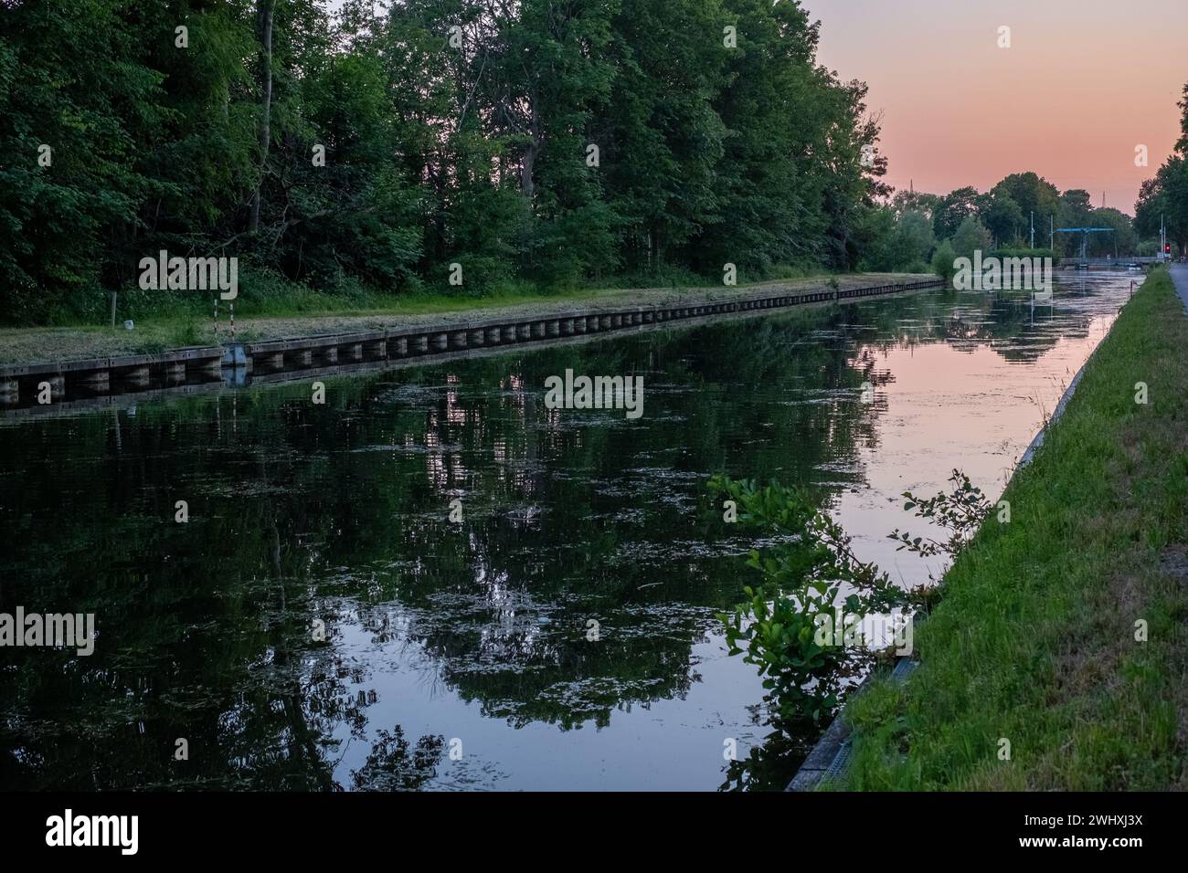 Dramatic Purple-Pink Sky Reflecting on River Stock Photo - Alamy