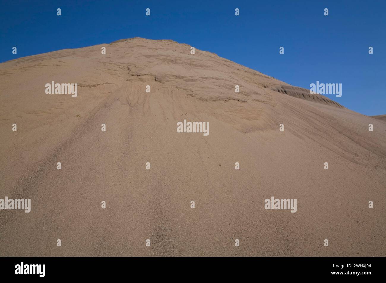Mound of fine light brown sand in commercial sand pit Stock Photo - Alamy