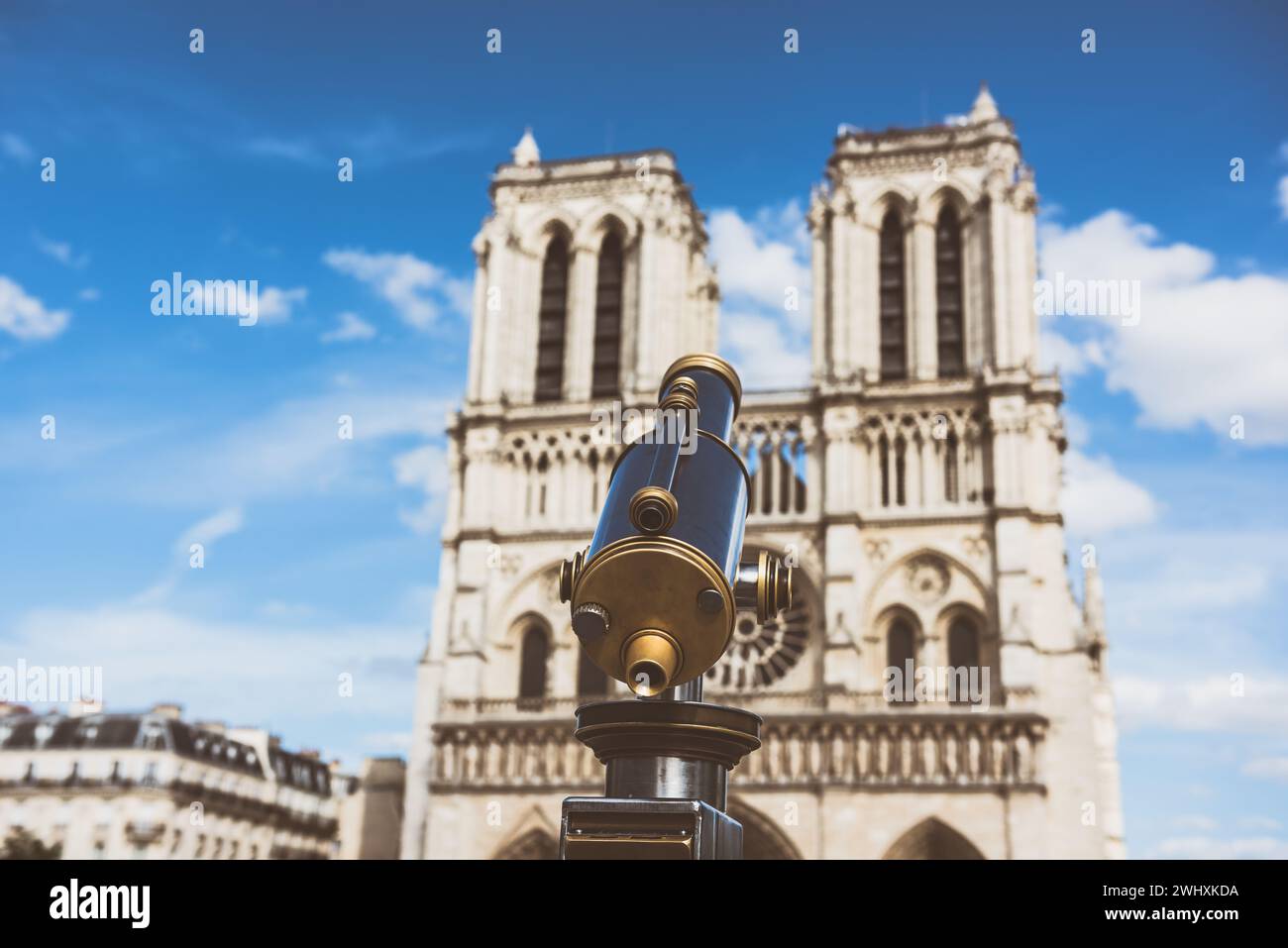 Paris sightseeing telescope hi-res stock photography and images - Alamy