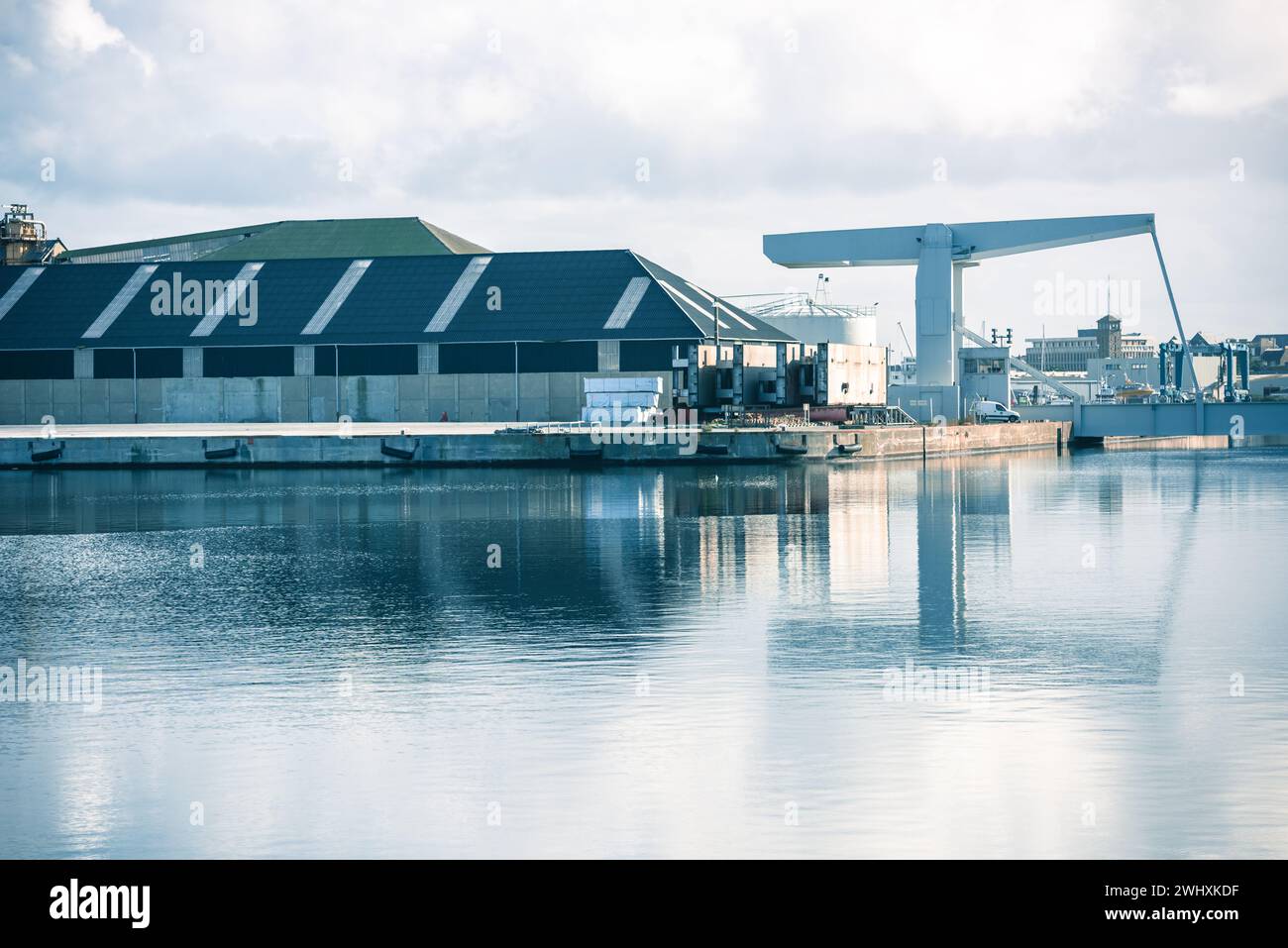 Large seaport hi-res stock photography and images - Alamy