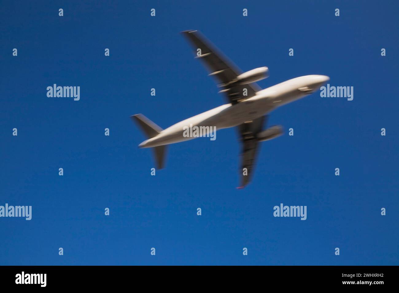 Underside of airplane hi-res stock photography and images - Alamy