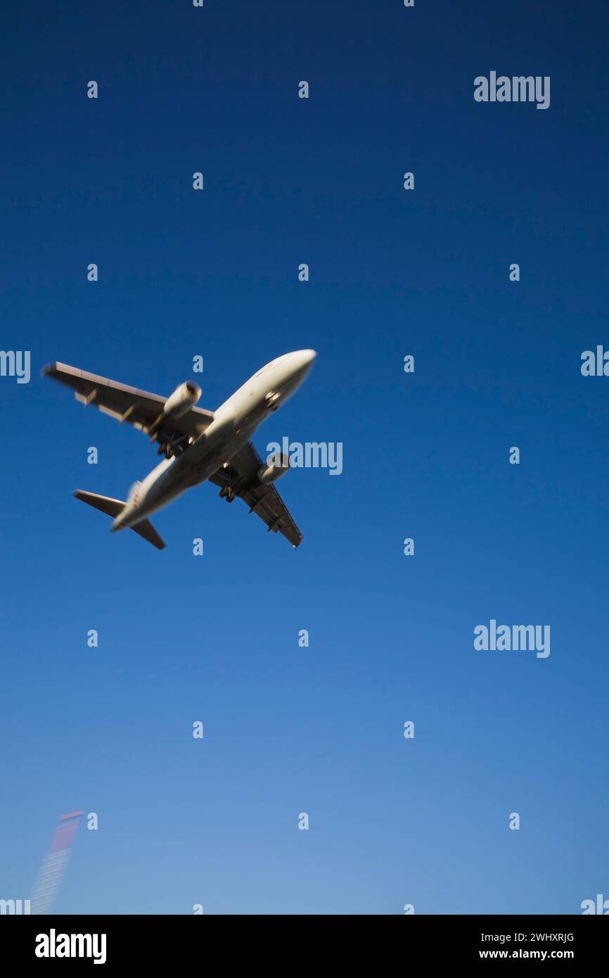 Jet underside hi-res stock photography and images - Alamy