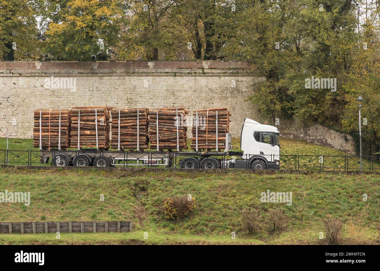 Back of a lorry hi-res stock photography and images - Alamy