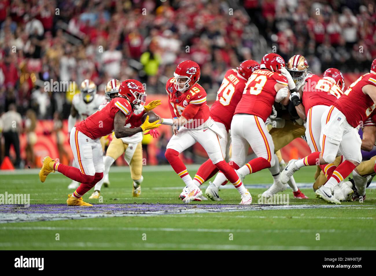 Kansas City Chiefs quarterback Patrick Mahomes (15) hand the ball off ...