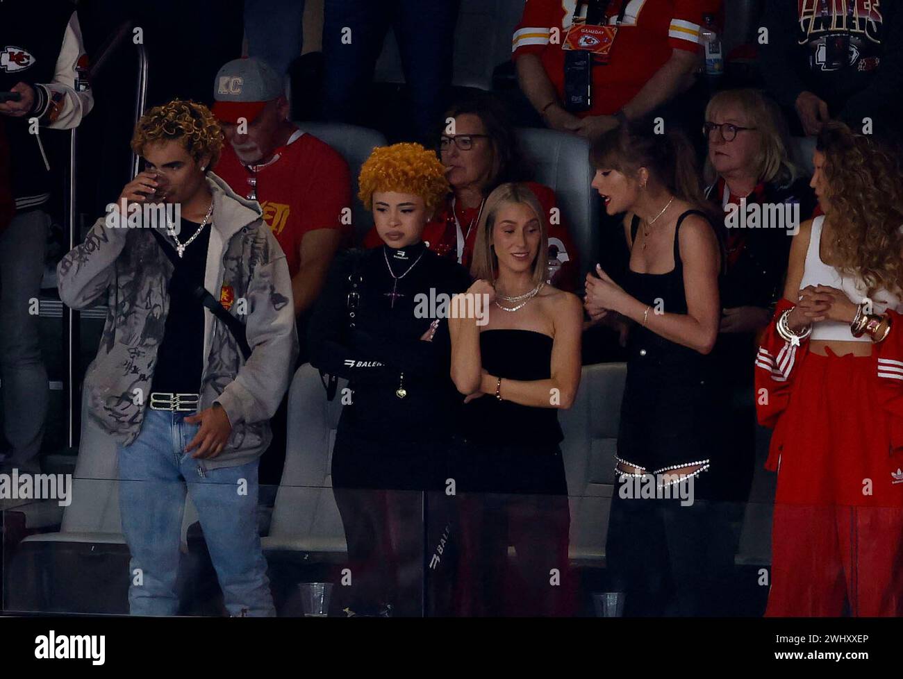 Taylor swift at chiefs game hi-res stock photography and images - Alamy