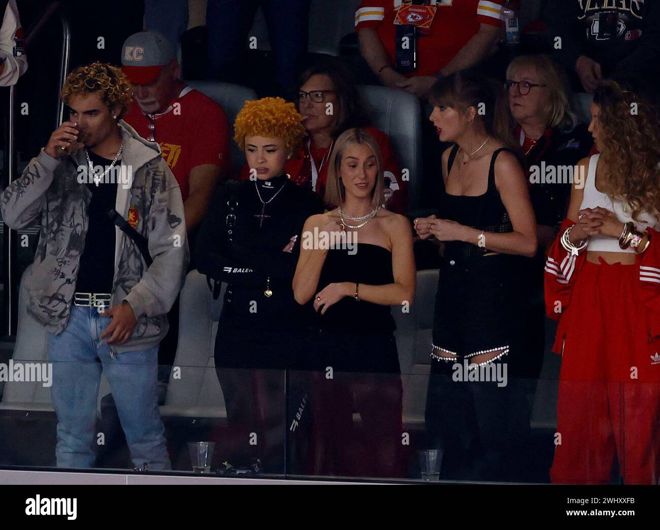 Taylor swift at chiefs game hi-res stock photography and images - Alamy